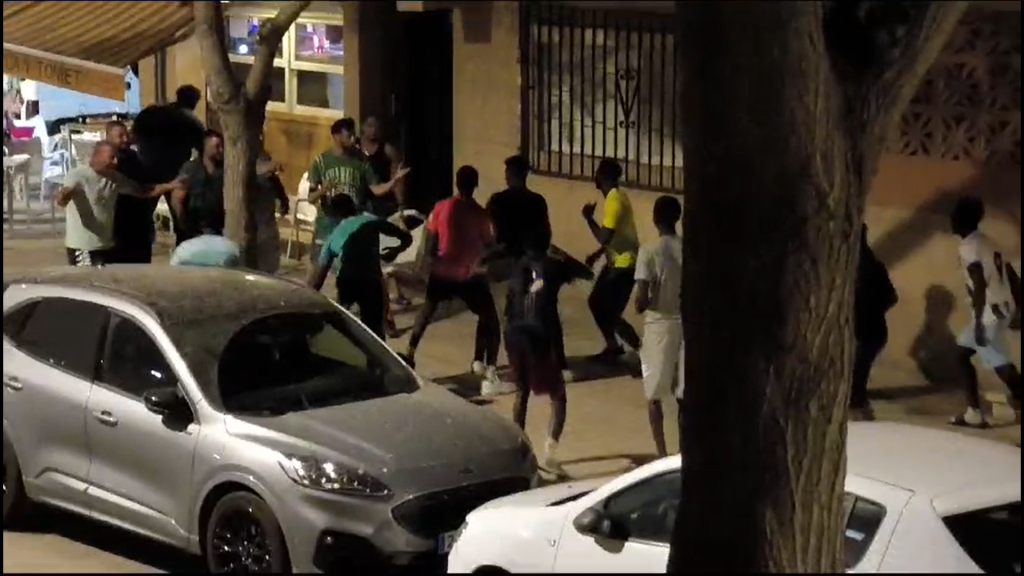 Pelea multitudinaria entre gitanos y menores africanos en el barrio de Son Oliva de Palma ...