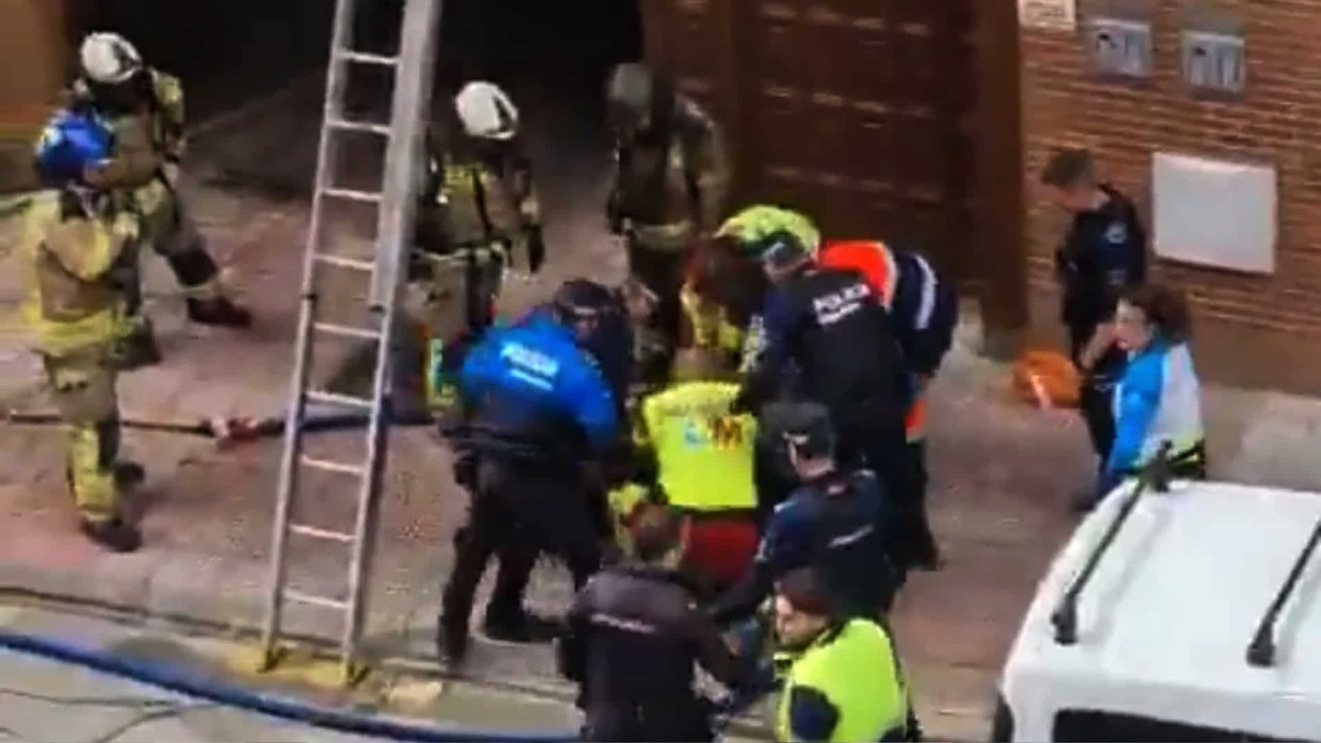 Dos bomberos muertos y catorce heridos en el incendio de un garaje en Alcorcón | La Bandera